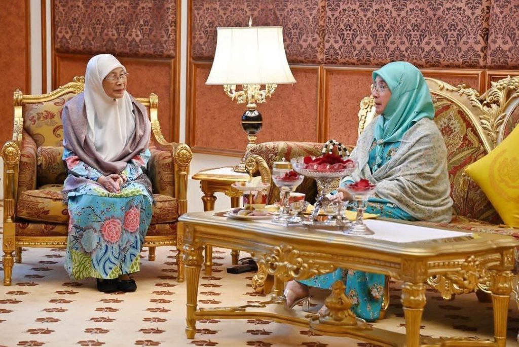 DATIN SERI WAN AZIZAH WAN ISMAIL Dilantik Menjadi Yang Dipertua ...