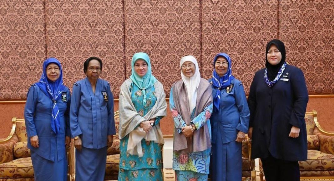 DATIN SERI WAN AZIZAH WAN ISMAIL Dilantik Menjadi Yang Dipertua ...