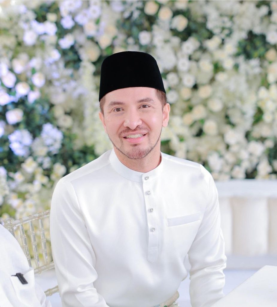 Ibu Kembali Bergelar Isteri Di Usia 64 Tahun, Dato Azril Mohd Radzi ...