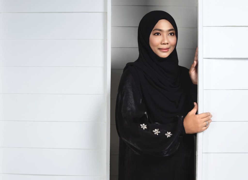 Ibu Anggun Usia 56 & Penjawat Awam Berdedikasi, Dato' Sri Suriani Ahmad ...