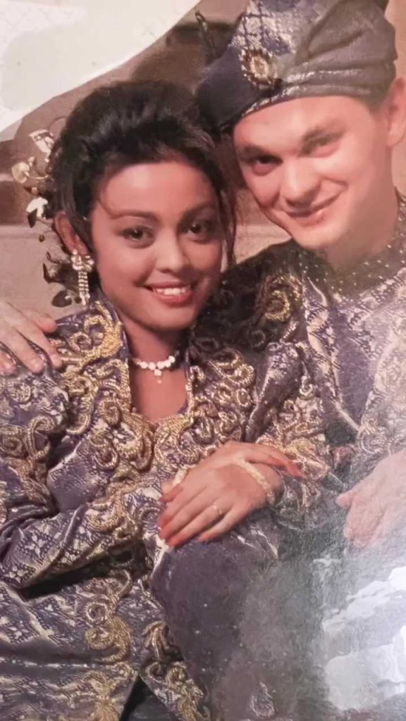 "Ketepikan Ego, Fikir Anak-Anak" Genap 31 Tahun Kenal Suami, Azah Aziz ...