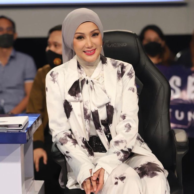 'Gorgeous ERRA FAZIRA'! Bekas Ratu Cantik Ini Tak Dimamah Usia & Jelita ...