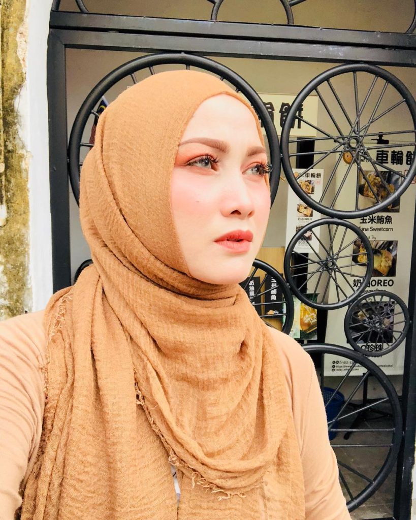 JUE AZIZ Terserlah Cantik Sejak Berhijab, Wajah Jelitanya Usia 40 Tahun ...