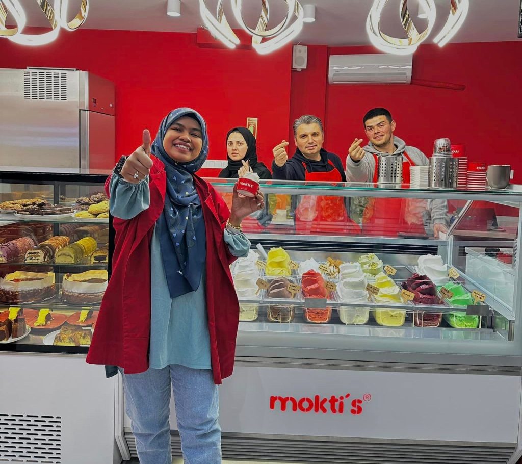 Buka Kedai Mokti's Ice Cream Pertama Di Turkiye, Siti Fatimah Angkat ...