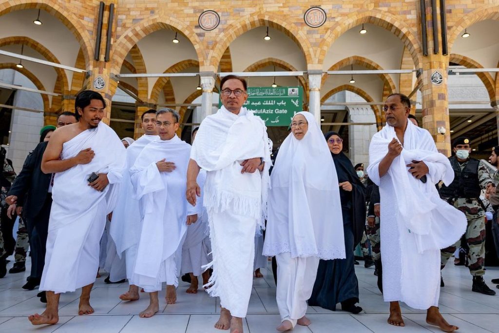 ANWAR IBRAHIM Dan Isteri Selesai Tunai Umrah, Pelajar Malaysia Teruja ...