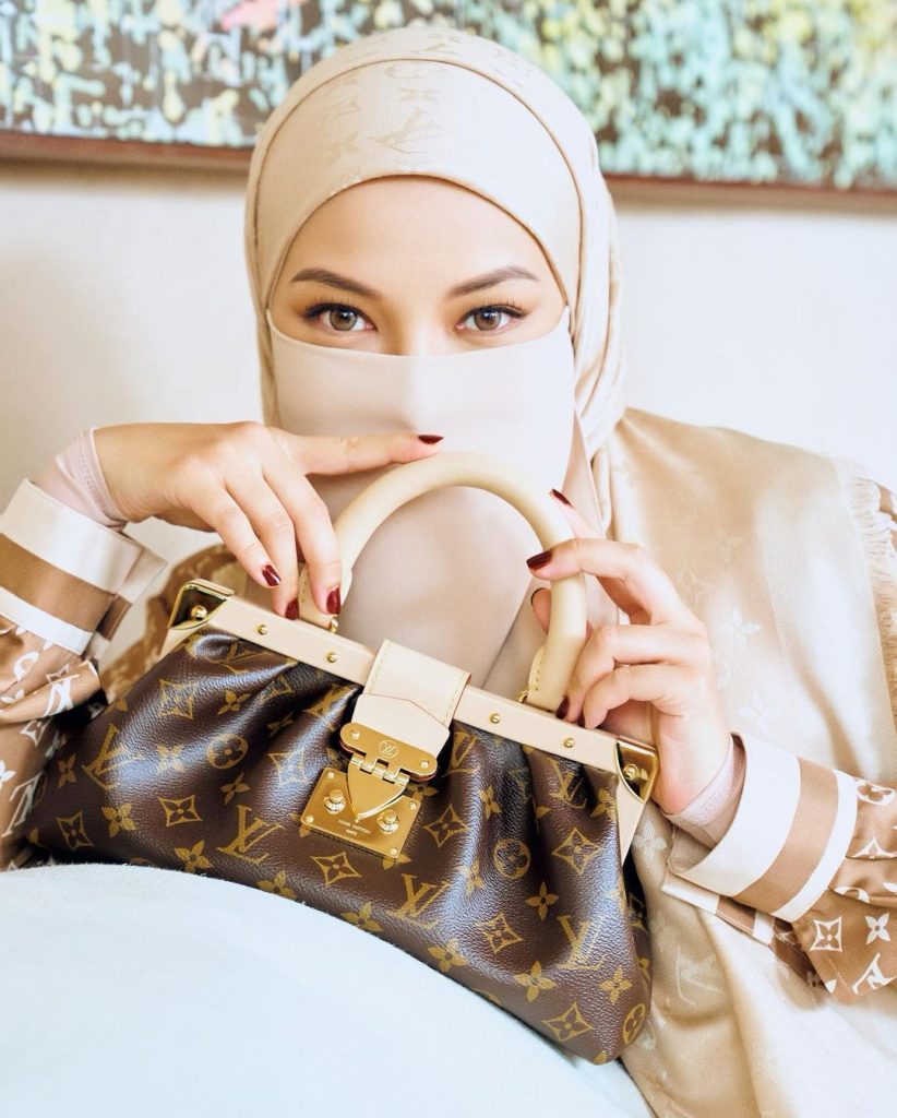 Aura Neelofa, Walau Hamil & Berpurdah Tetap Jadi Pilihan Jenama Mewah ...