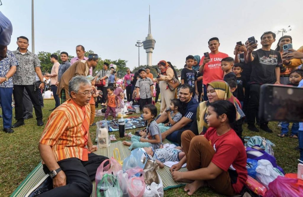 Berbuka Puasa Di Padang Bersama Rakyat Pahang, Kerendahan Hati AGONG ...