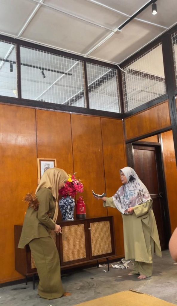 Gaya Ranggi TENGKU PERMAISURI NORASHIKIN Dalam Jean Biru & Kemeja Putih ...