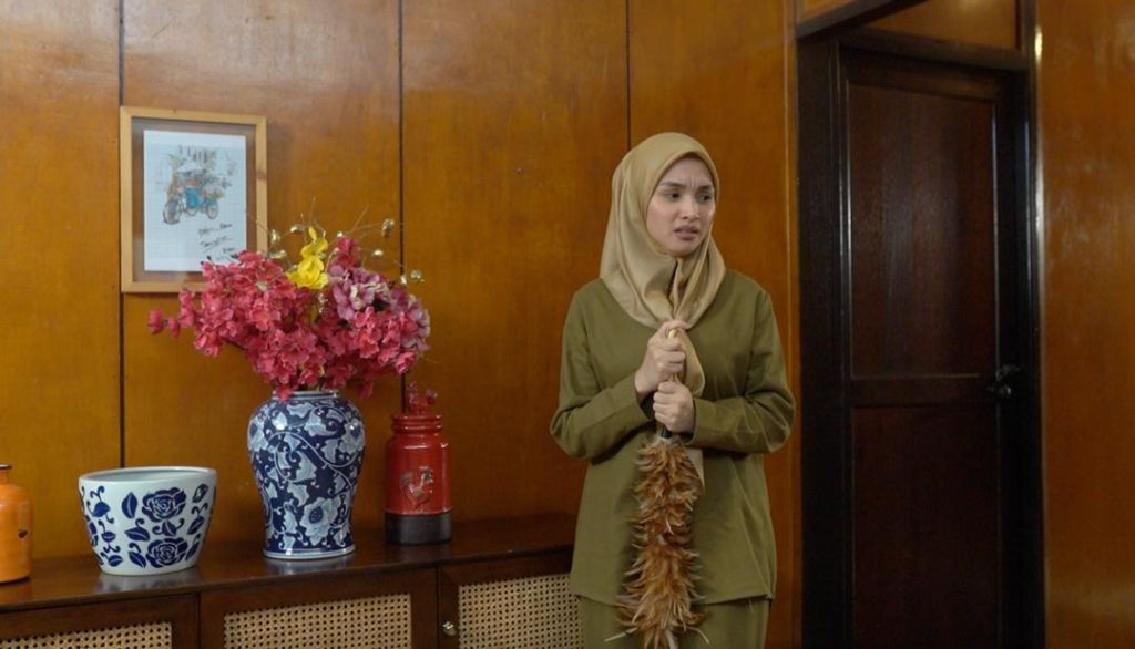 Gaya Ranggi TENGKU PERMAISURI NORASHIKIN Dalam Jean Biru & Kemeja Putih ...