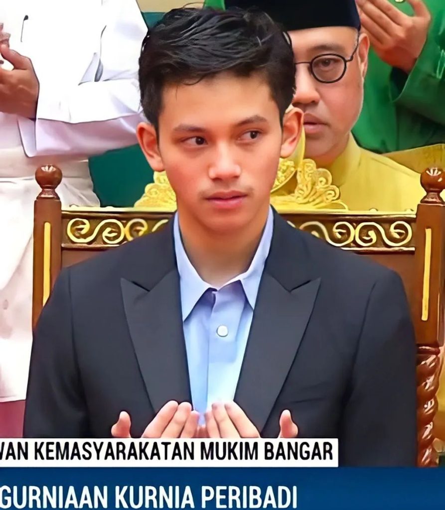 Kekacakan Putera Wakeel Anak Teruna AZRINAZ MAZHAR Curi Tumpuan ...