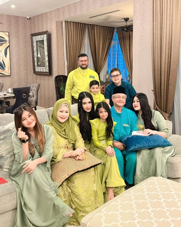 Kini Berusia 11 Tahun, Kecantikan RAJA NAZIRA SAFYA Curi Tumpuan Ketika Iringi Ayahanda, Sultan ...