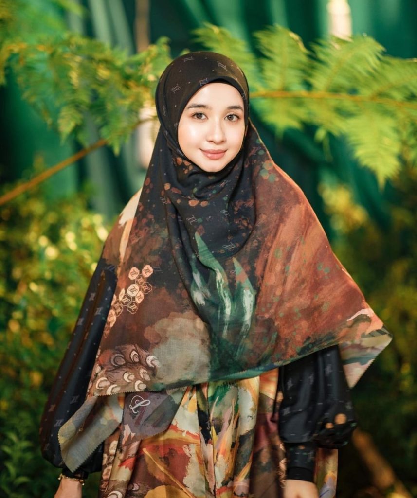 Kekal Anggun & Sukses! JESLINA HASHIM Kini Bahagia Di Samping Tunku ...