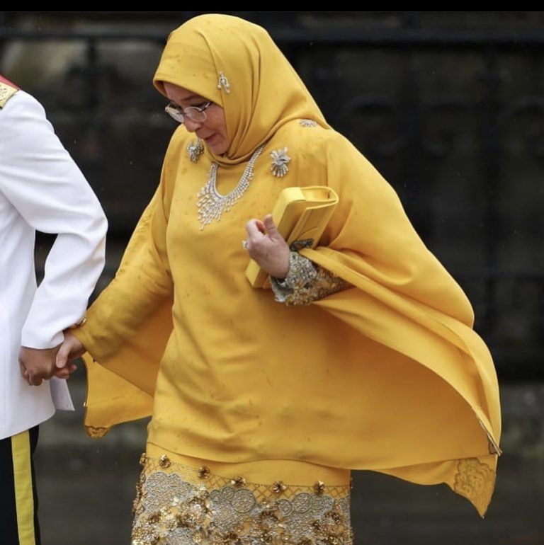 Anggun Berbaju Kurung Tenun Pahang Rekaan Datuk Rizalman, Penampilan ...