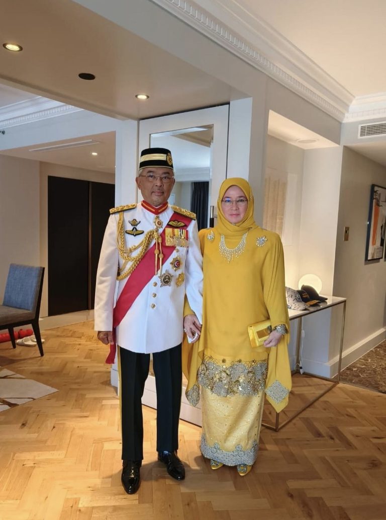 Anggun Berbaju Kurung Tenun Pahang Rekaan Datuk Rizalman, Penampilan ...