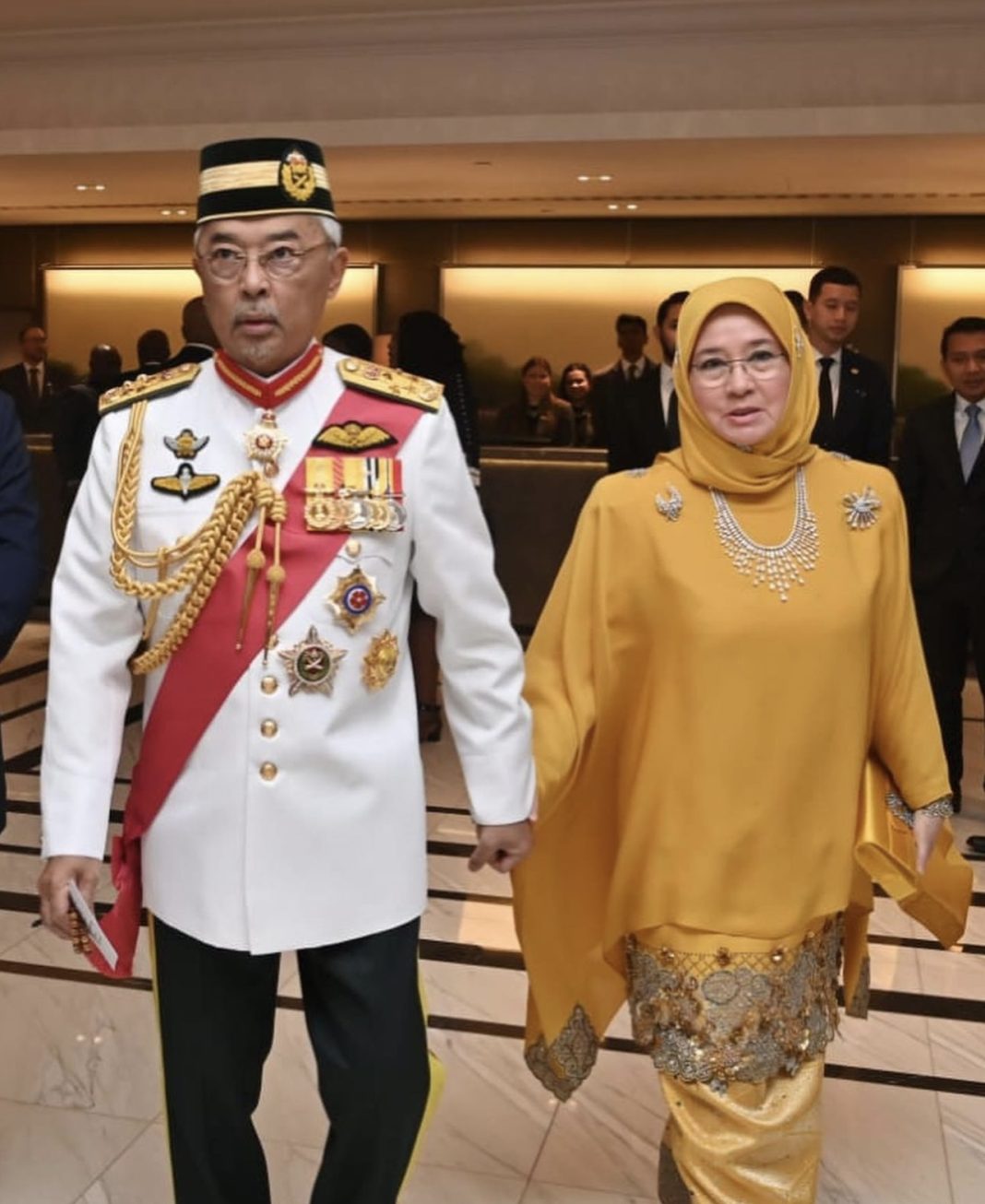 Anggun Berbaju Kurung Tenun Pahang Rekaan Datuk Rizalman, Penampilan ...