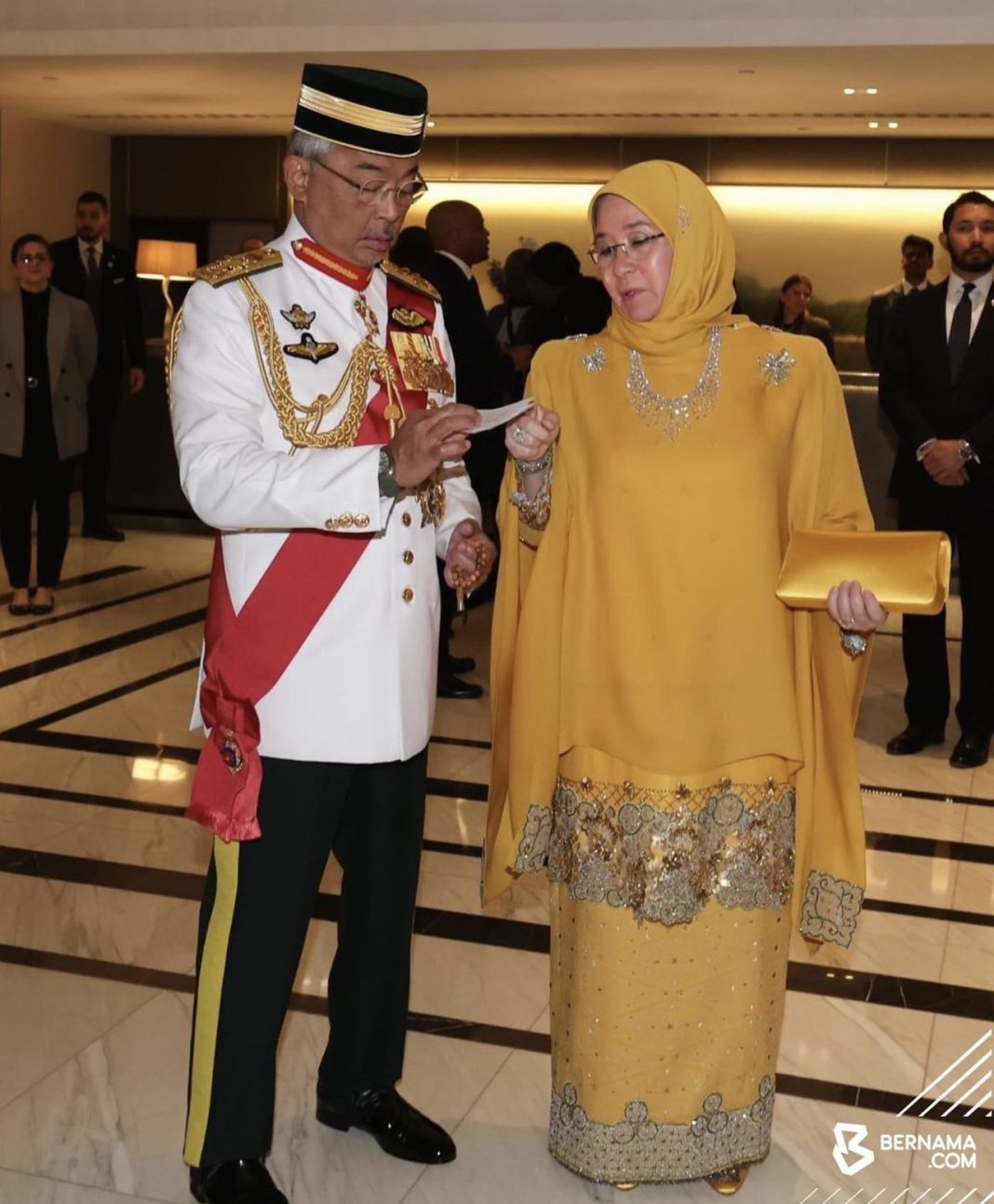 Anggun Berbaju Kurung Tenun Pahang Rekaan Datuk Rizalman, Penampilan ...