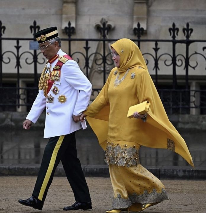 Anggun Berbaju Kurung Tenun Pahang Rekaan Datuk Rizalman, Penampilan ...
