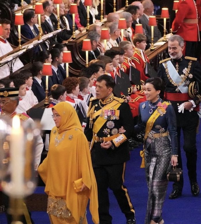 Anggun Berbaju Kurung Tenun Pahang Rekaan Datuk Rizalman, Penampilan ...