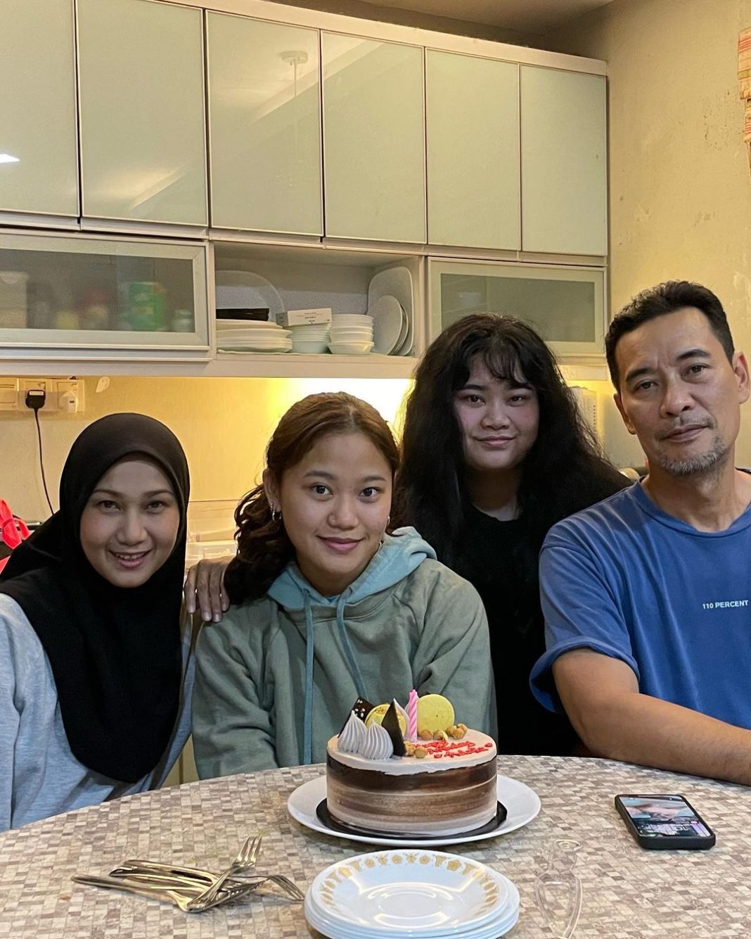 2 Anak Gadis Dah Dewasa, Genap 52 Tahun Amy Mastura Kekal Awet Muda ...