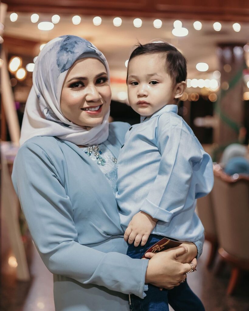 ‘Supermom!’ Ibu 3 Anak Lelaki & DJ, Cik Piah Optimis Berniaga Walau Sibuk Urus Keluarga