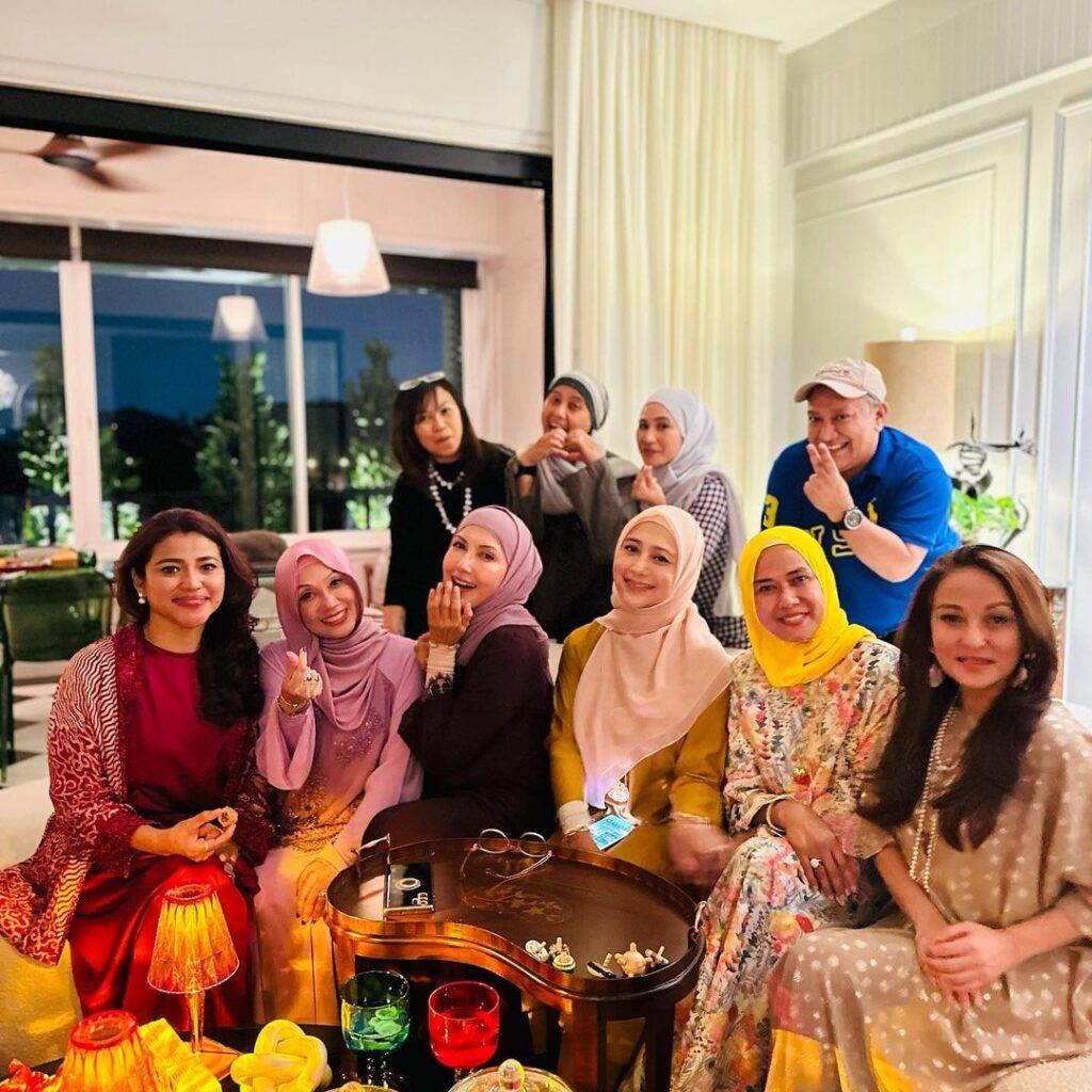 Jaga Makan & Aktif Bersukan, Wajah Awet Muda Azizah Ariffin Usia 50an ...