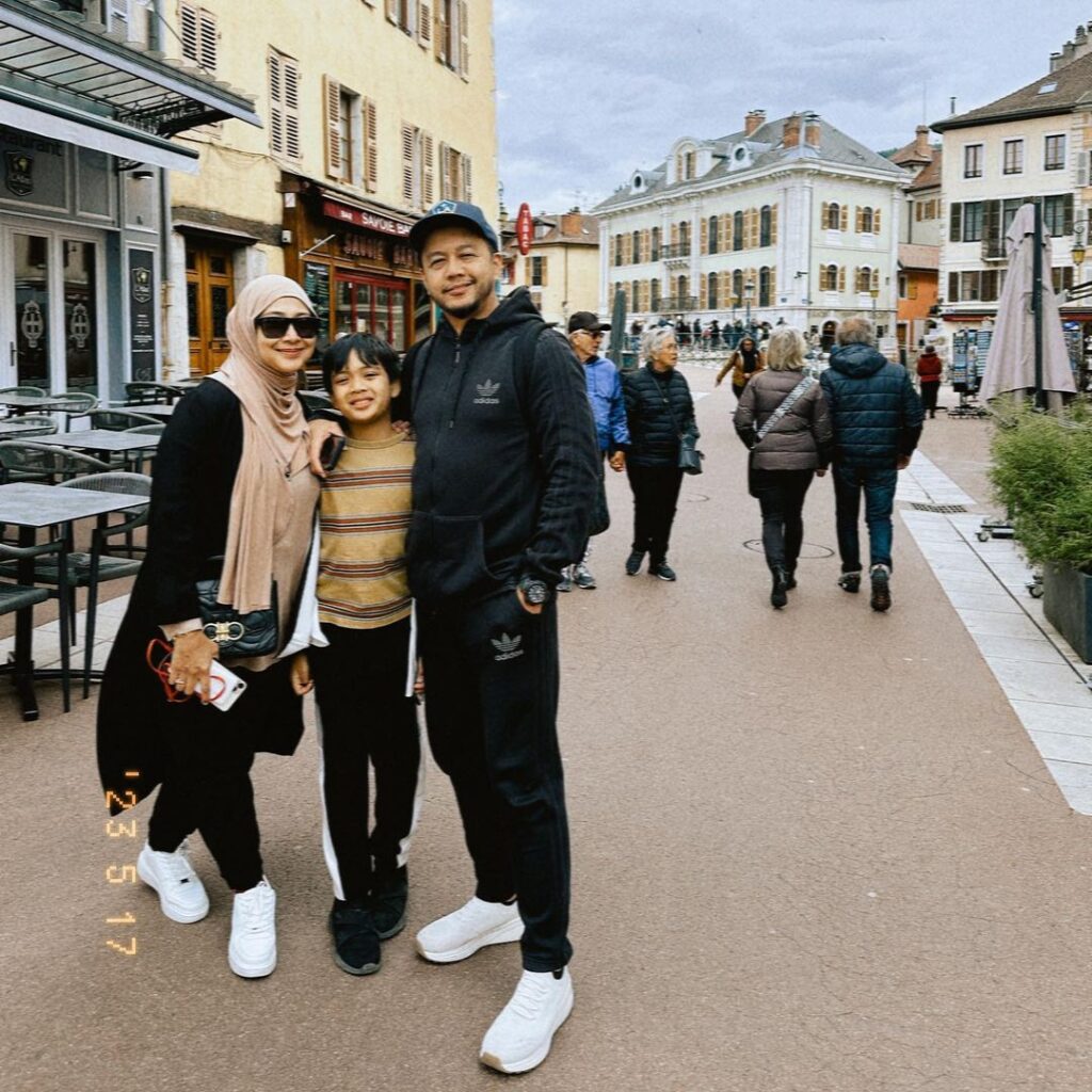 Jaga Makan & Aktif Bersukan, Wajah Awet Muda Azizah Ariffin Usia 50an ...