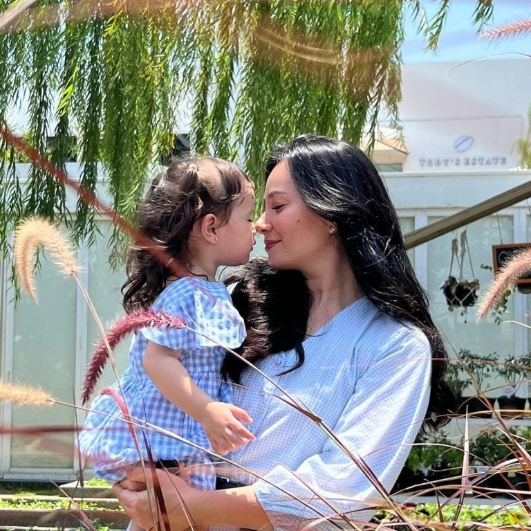 Persis Allahyarham Ibu, Nurnilam Sari Puteri Datuk M. Nasir Selamat ...