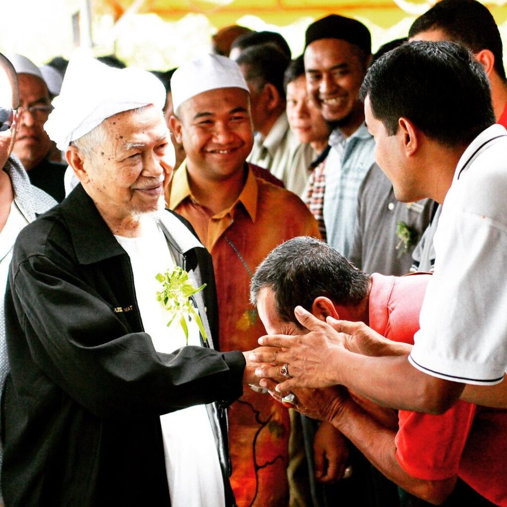 Ibu 10 Anak & Isteri Allahyarham Nik Aziz, Bekas MB Kelantan Terima ...