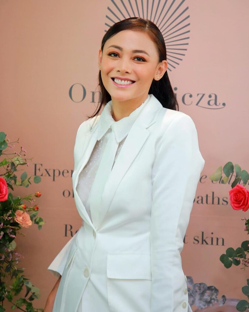 Miss Universe Indonesia Ini Sapu Lidah Buaya Untuk Wajah Cantik & Elak ...