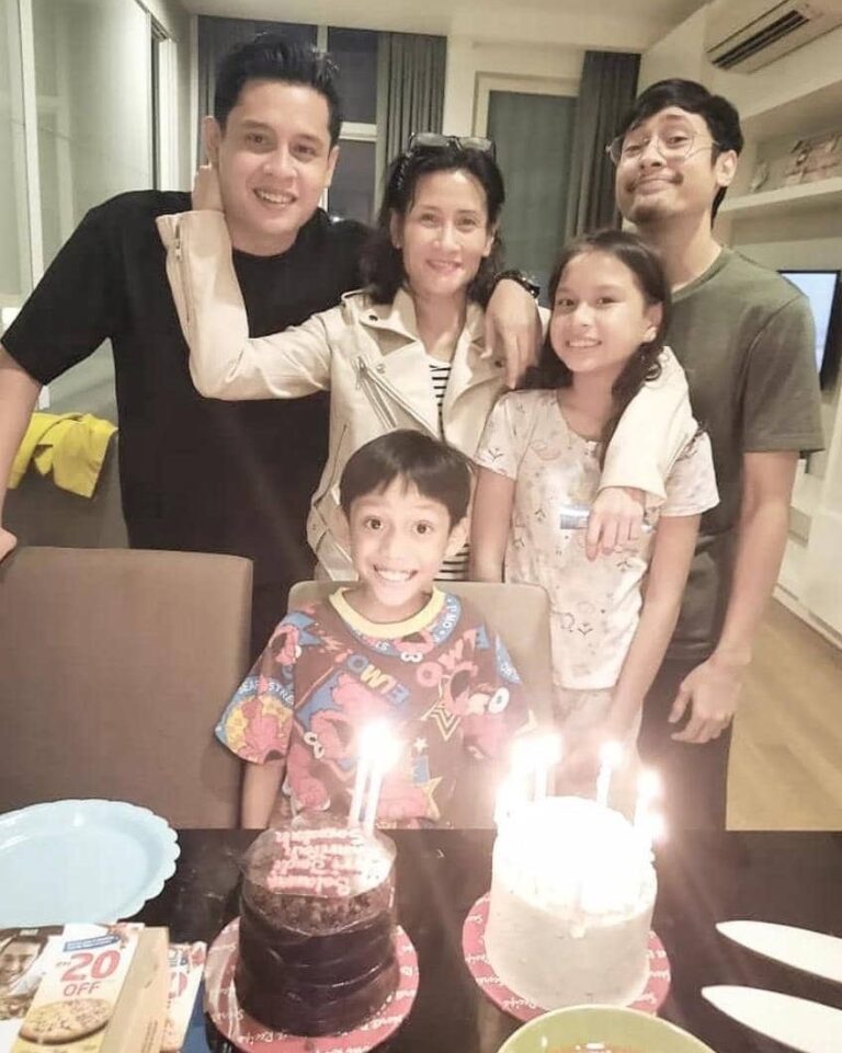 Wajah Awet Muda Sherie Merlis, Tak Mamah Usia Walau 50 Tahun & Ada 4 Anak!