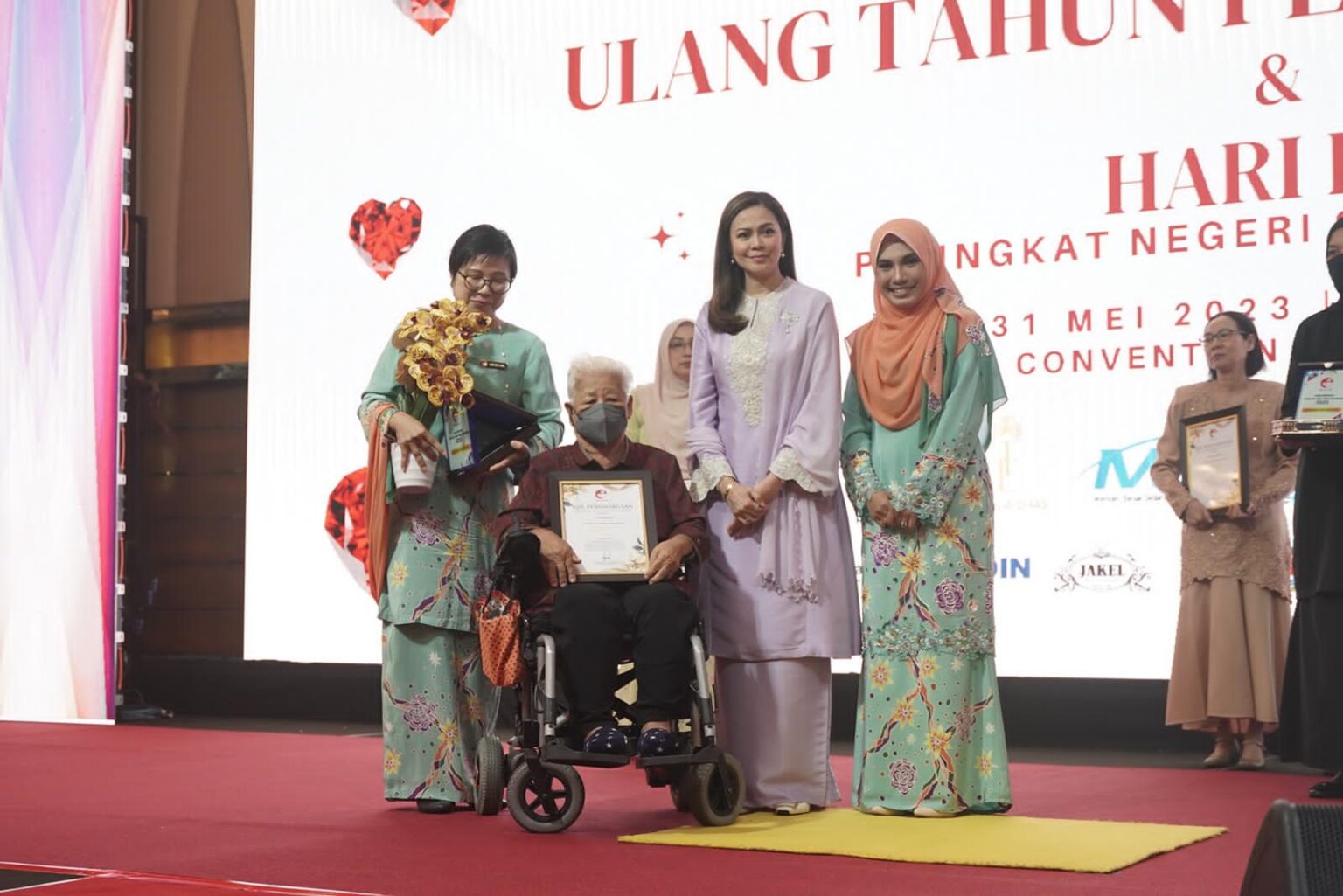 Wajah Klasik Anak Datuk Zainal Abidin, Timur Gabriel Kenang Jasa Ibu ...