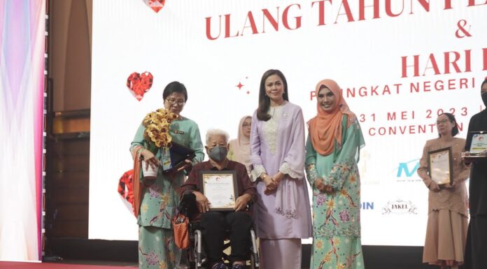 Wajah Klasik Anak Datuk Zainal Abidin, Timur Gabriel Kenang Jasa Ibu ...