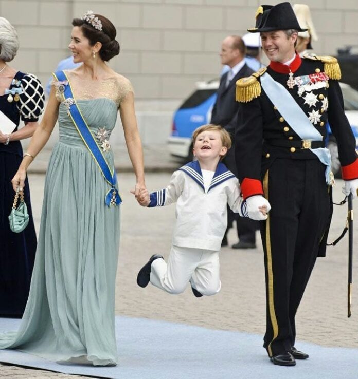 Putera Raja 'Sembunyi' Identiti Masa Kenal, Princess Mary Kini Tinggal ...