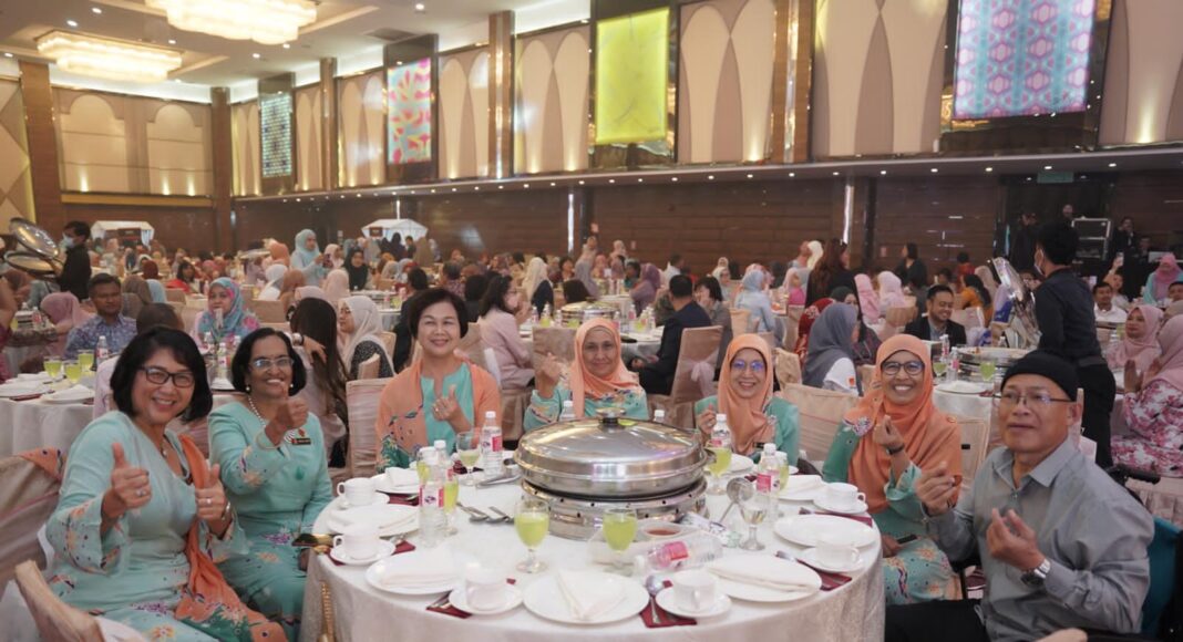 Wajah Klasik Anak Datuk Zainal Abidin, Timur Gabriel Kenang Jasa Ibu ...