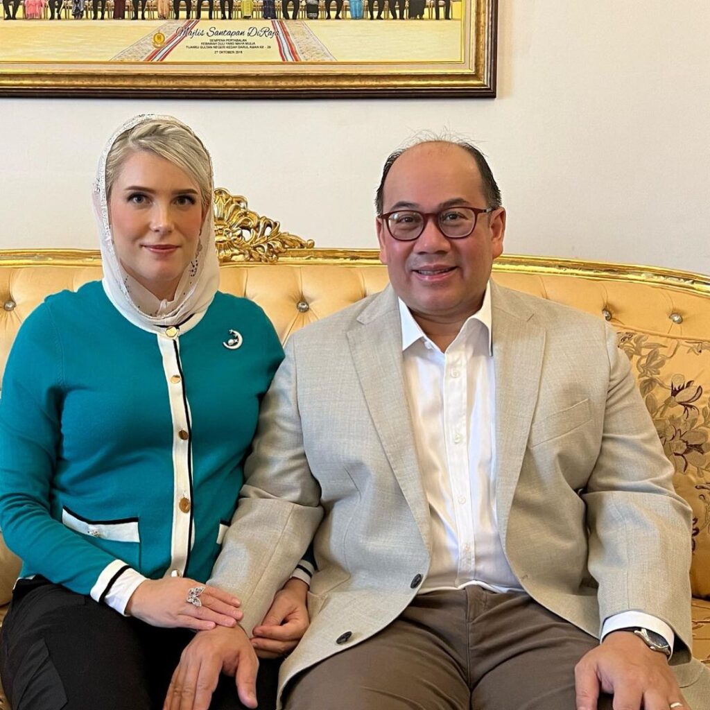 Ikut Suami Beraya Di Kelantan, Nabila Razali Diundang Masuk Istana ...