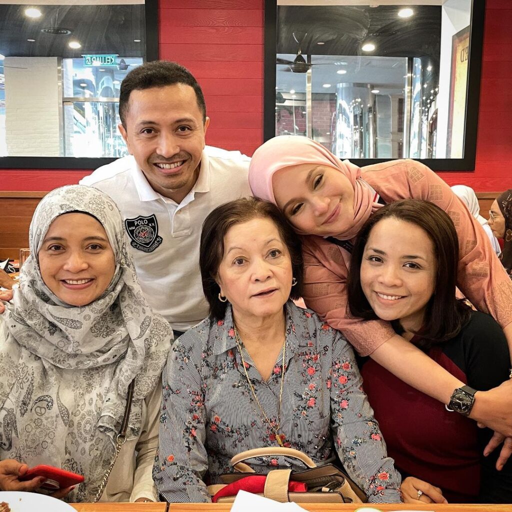 Datuk 2 Cucu & Usia 49 Tahun, Wajah Awet Muda Abang Datin Anne Ngasri ...