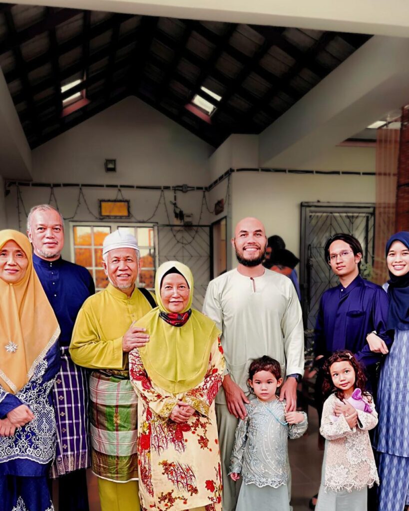 Iras Wajah Bapa, Kecomelan Tengku Muhammad Johan Usia 2 Bulan Raih ...