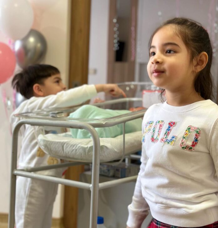 "Gambar Pertama Kami Berlima," Isteri Cantik Dato' Azril Bersalin Anak ...