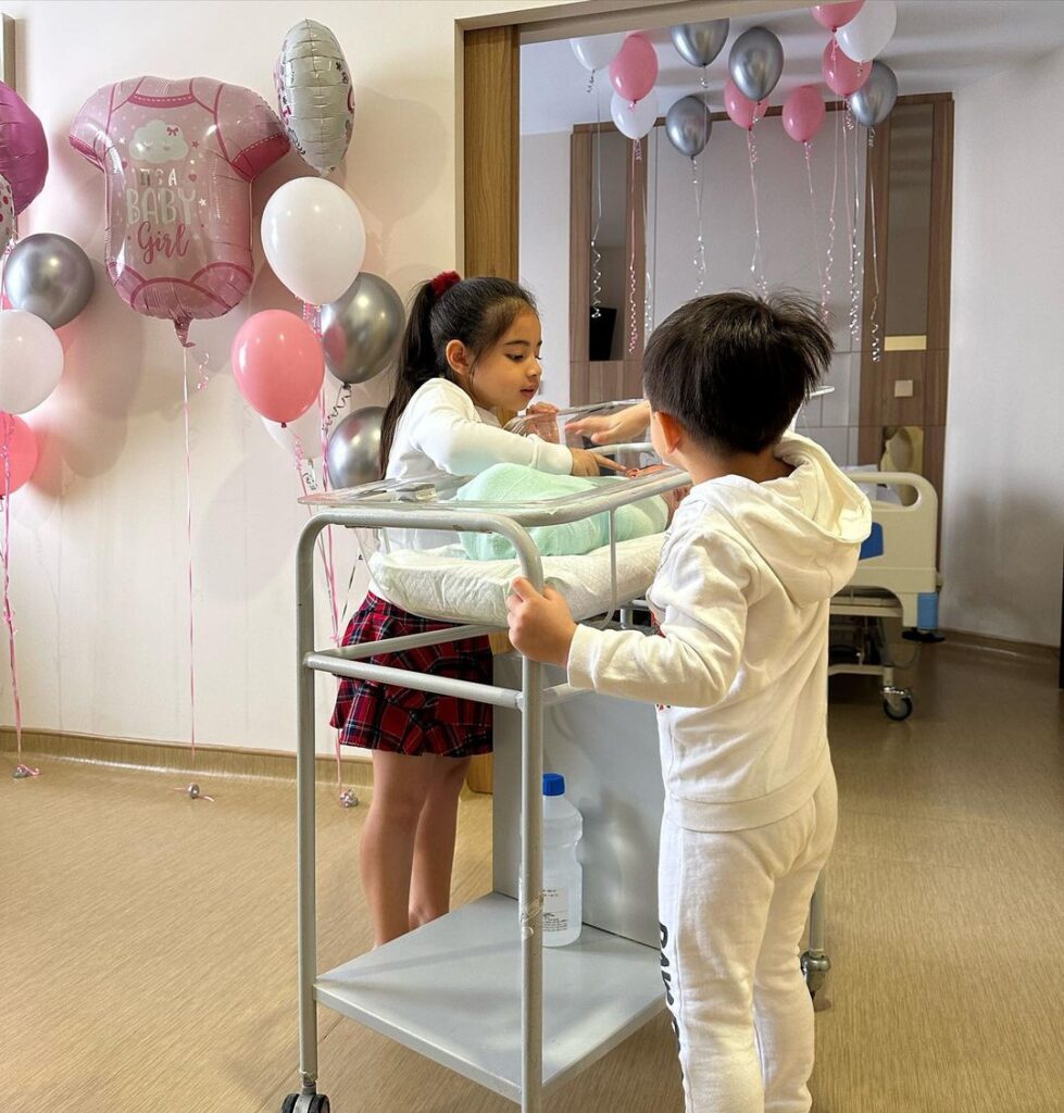 "Gambar Pertama Kami Berlima," Isteri Cantik Dato' Azril Bersalin Anak ...