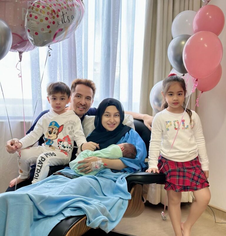 "Gambar Pertama Kami Berlima," Isteri Cantik Dato' Azril Bersalin Anak ...