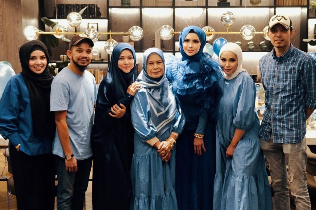 Rai Birthday Ibu Macam Princess, Mak Rozita Che Wan Anggun Usia 70 ...