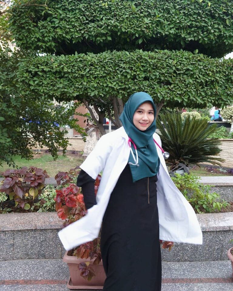 Anak Arwah 'Mr Os' Selamat Bertunang, Dr Syafiqa Bakal Isteri Jurutera ...