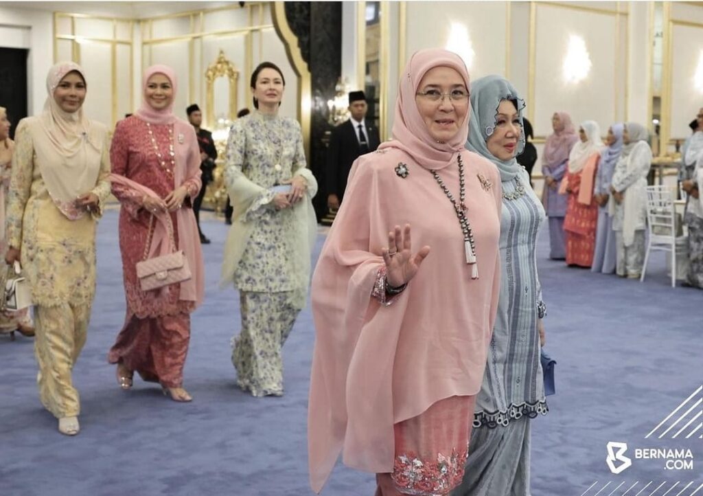 70 Koleksi Busana Peribadi RAJA PERMAISURI AGONG Dipamer Di Majlis ...