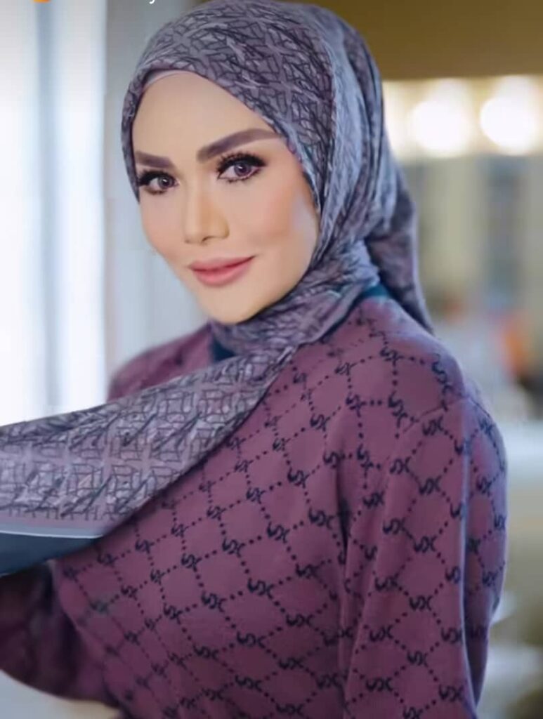 Penampilan KRISDAYANTI Berhijab Jadi Bualan. Persis AUREL HERMANSYAH!