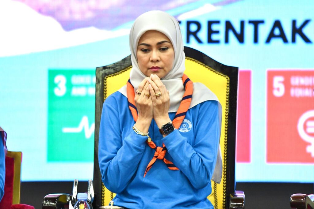 Pertama Kali Muncul Lepas Tunai Haji, Penampilan Tengku Permaisuri ...