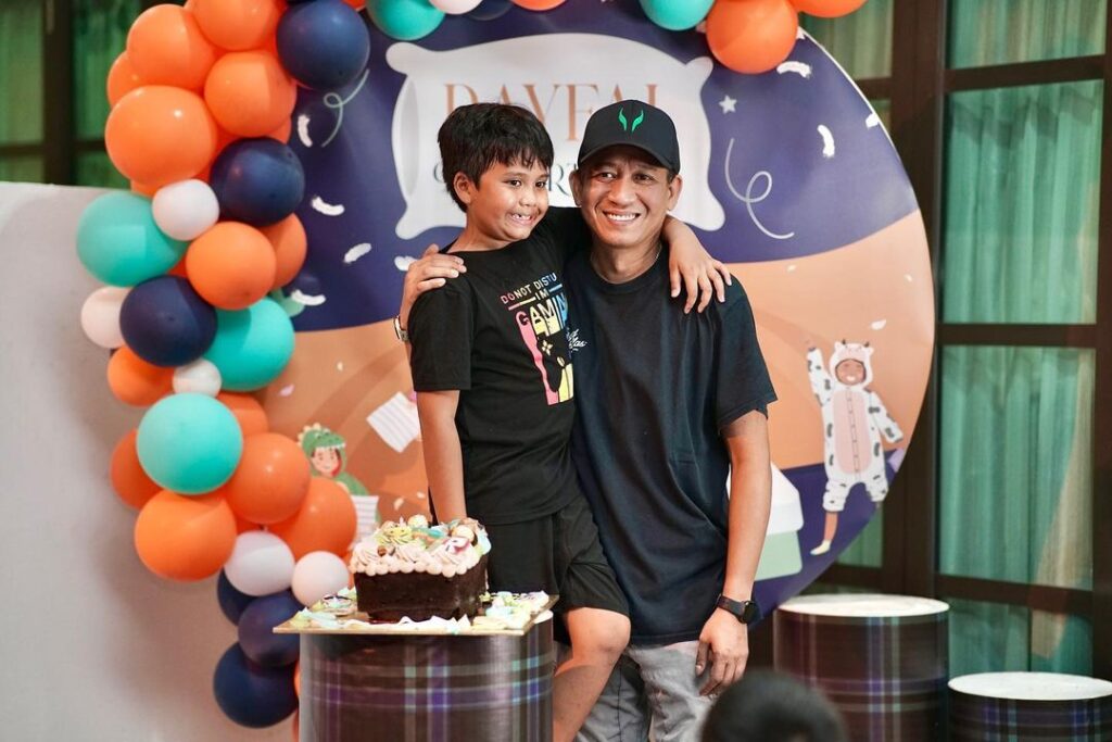 Jejai Dapat Gelaran Datuk, Bapa 3 Anak Ini Segak Ditemani Ibu Bapa ...