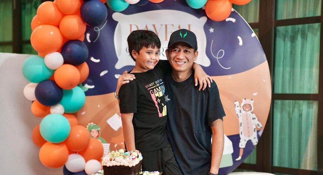 Jejai Dapat Gelaran Datuk, Bapa 3 Anak Ini Segak Ditemani Ibu Bapa ...