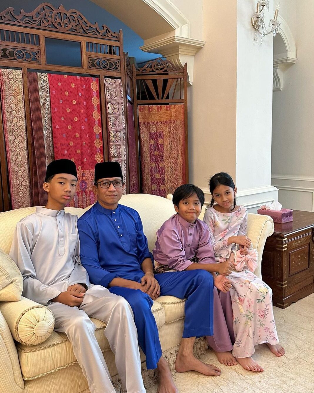 Jejai Dapat Gelaran Datuk, Bapa 3 Anak Ini Segak Ditemani Ibu Bapa ...