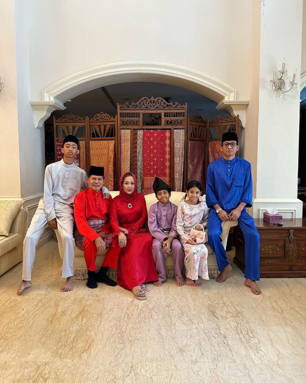 Jejai Dapat Gelaran Datuk, Bapa 3 Anak Ini Segak Ditemani Ibu Bapa ...