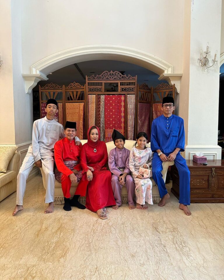 Jejai Dapat Gelaran Datuk, Bapa 3 Anak Ini Segak Ditemani Ibu Bapa ...